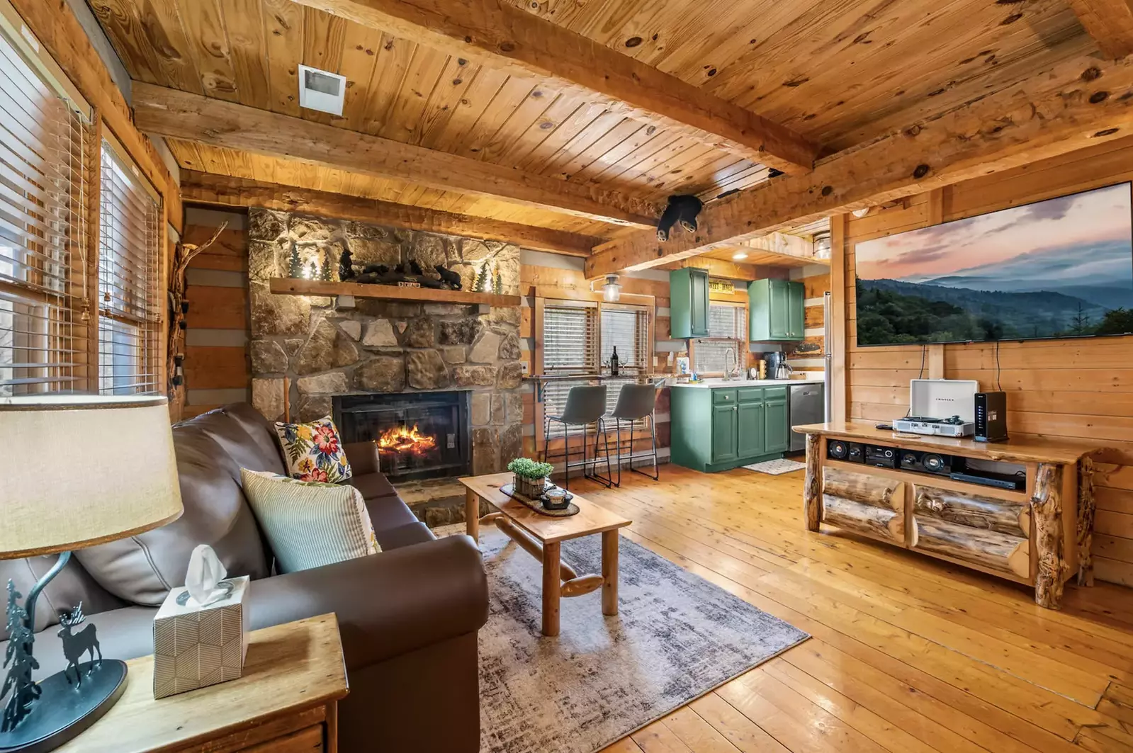 Honey Hive Cabin - 1 bedroom Cabins in Sevierville - Danisa Owen