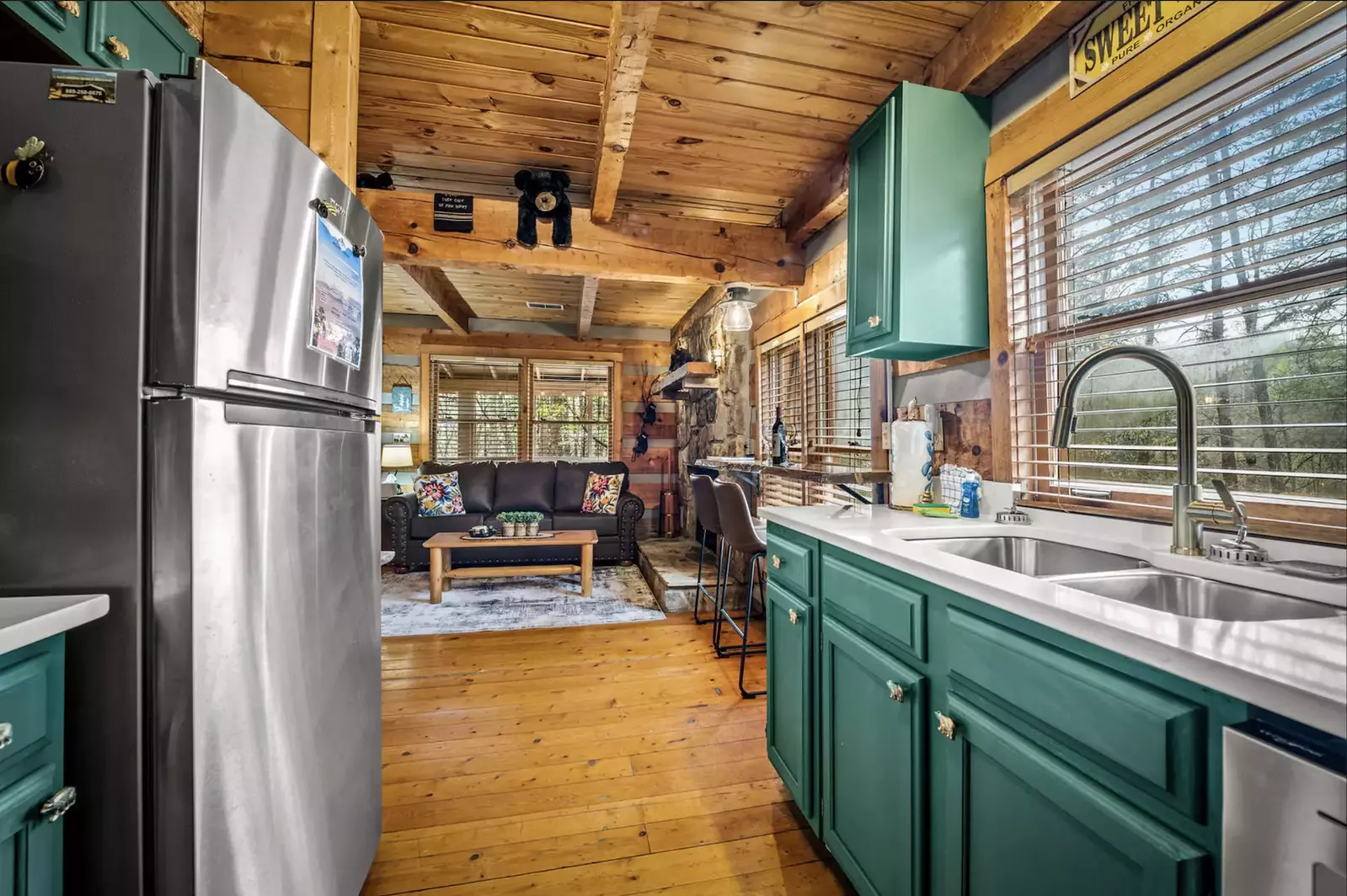 Honey Hive Cabin - 1 bedroom Cabins in Sevierville - Danisa Owen