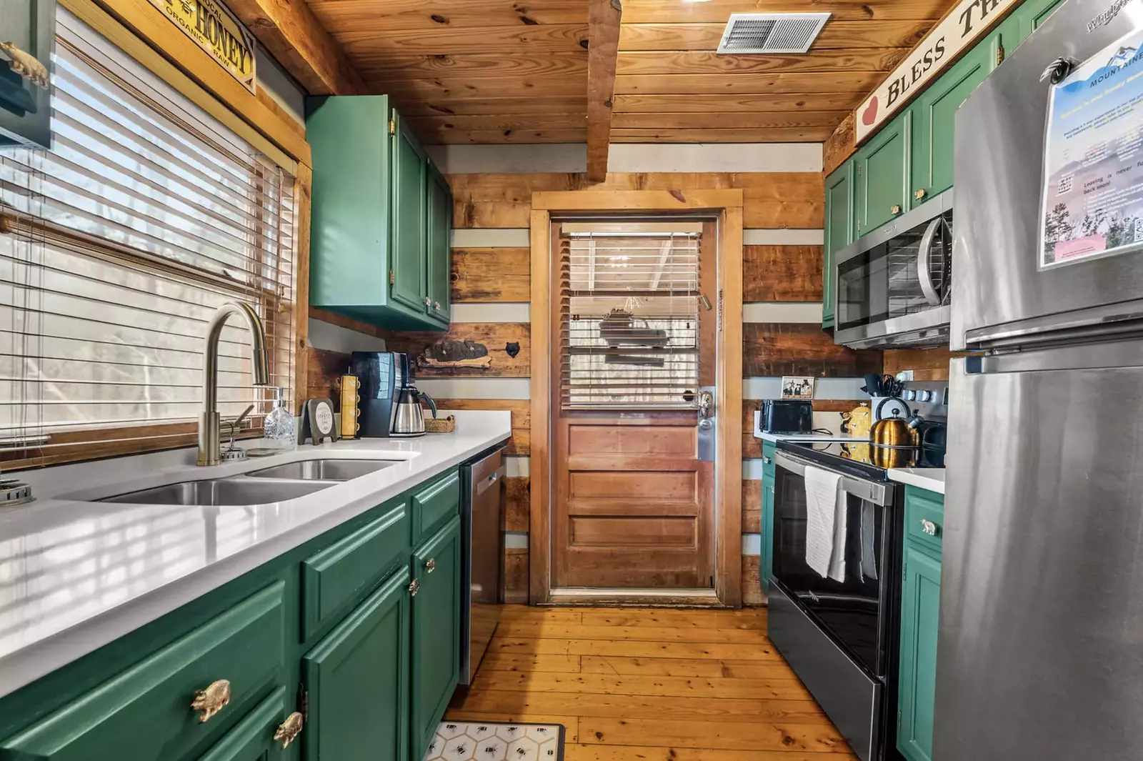 Honey Hive Cabin - 1 bedroom Cabins in Sevierville - Danisa Owen