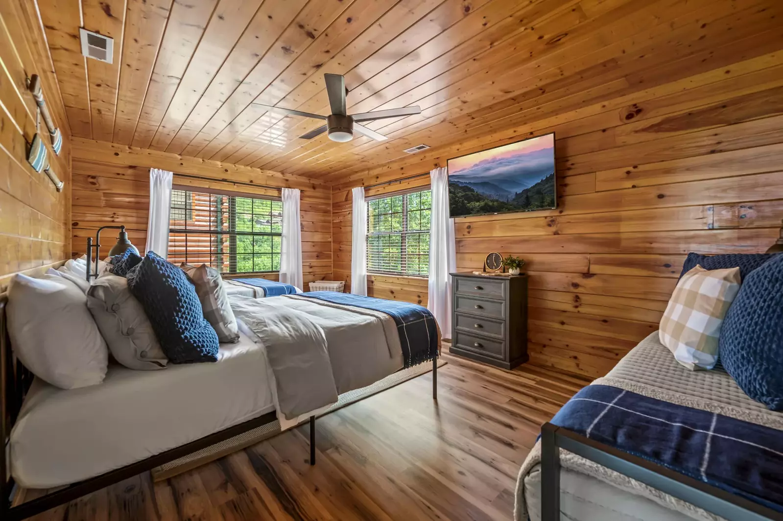 Timber Lodge - 8 bedroom Pigeon Forge Cabins, Sevierville Cabins in ...