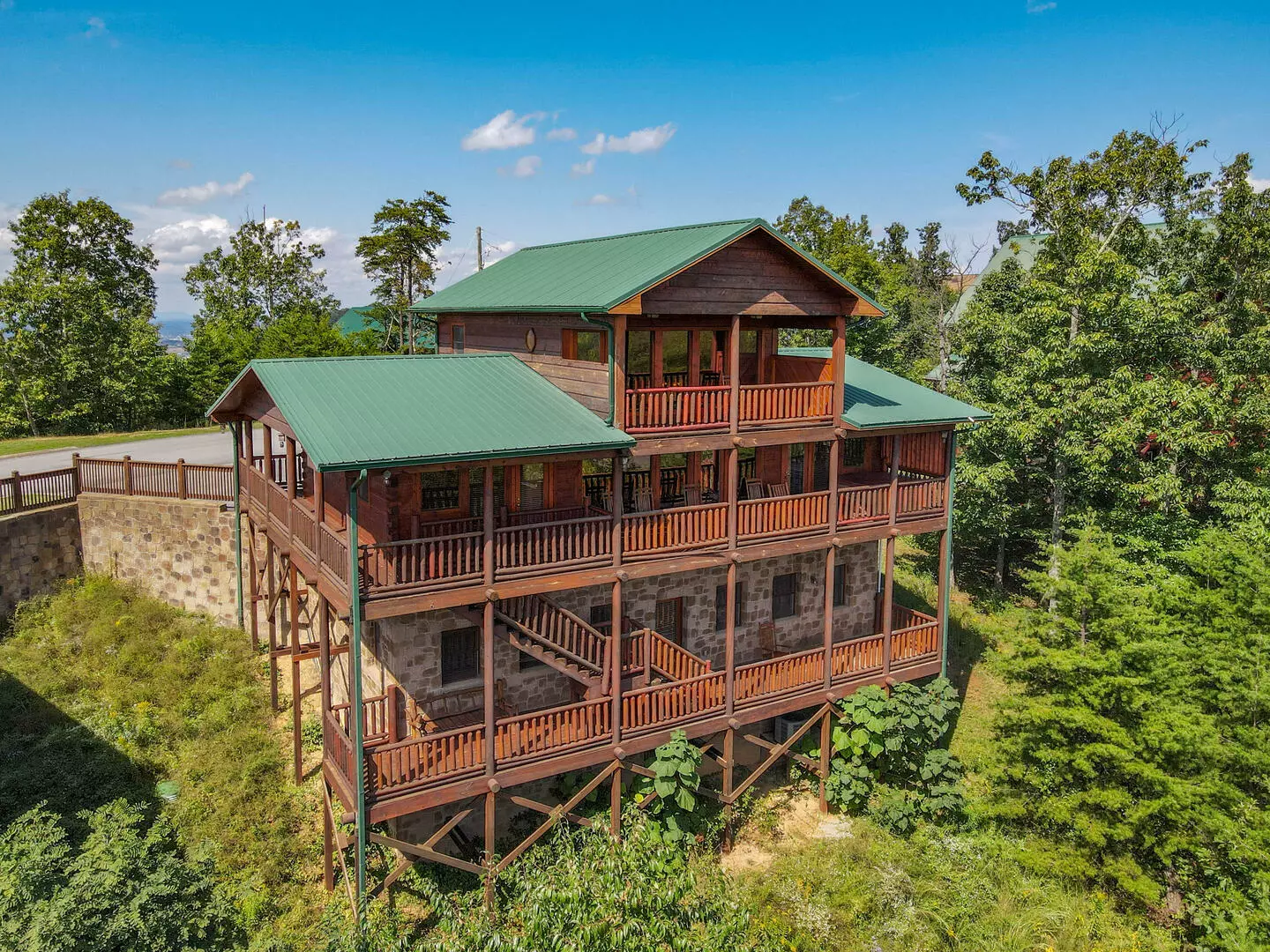 Starr Crest Lodge - 4 bedroom in Sevierville - Bear Cove Cabins, LLC
