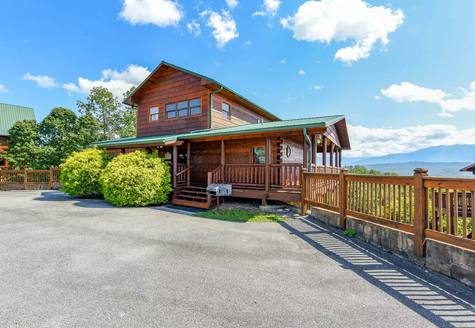 Starr Crest Lodge - 4 bedroom in Sevierville - Bear Cove Cabins, LLC