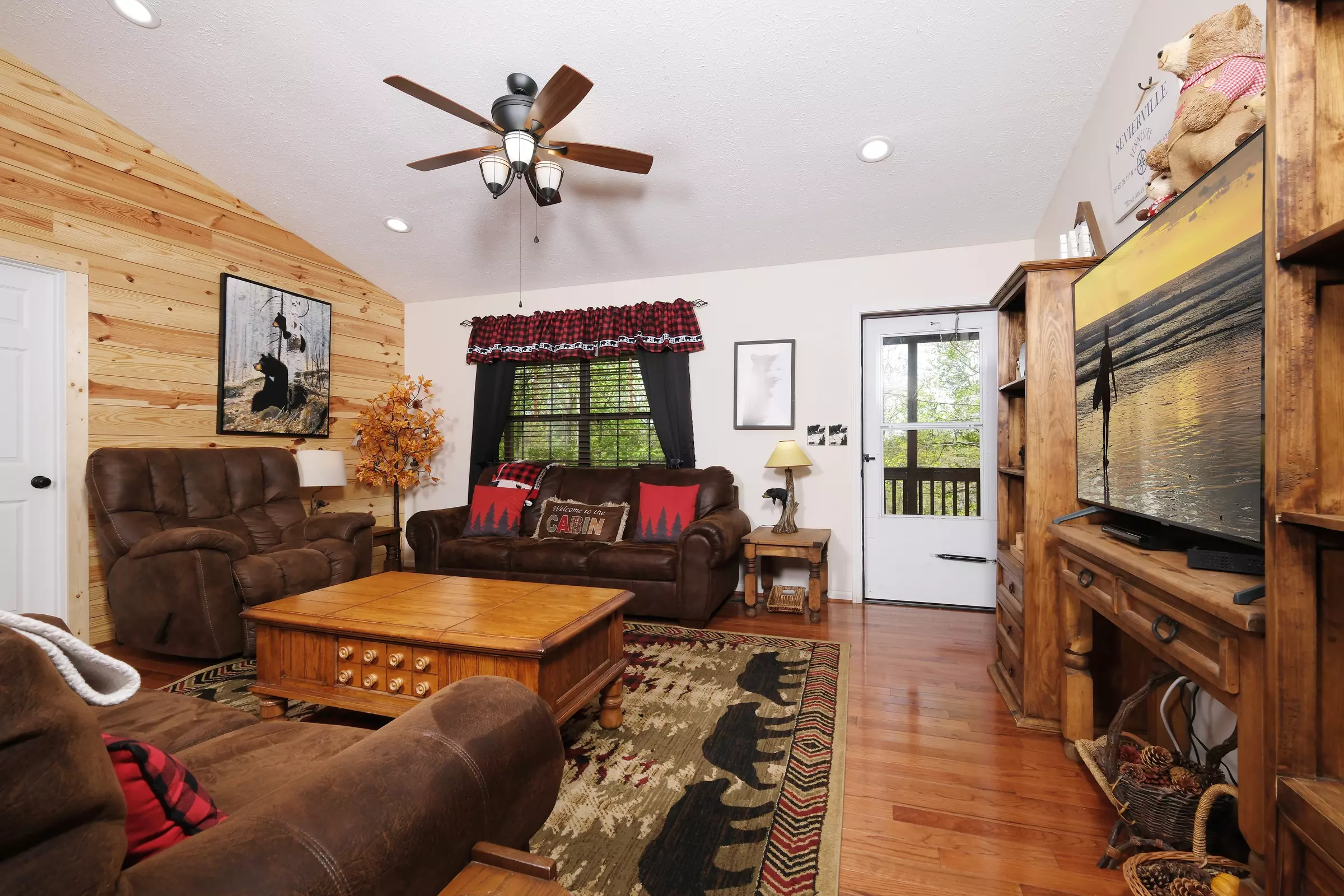 BUTTERCUP BEAR - 2 bedroom Cabin in Sevierville - Auntie Belhams Realty ...